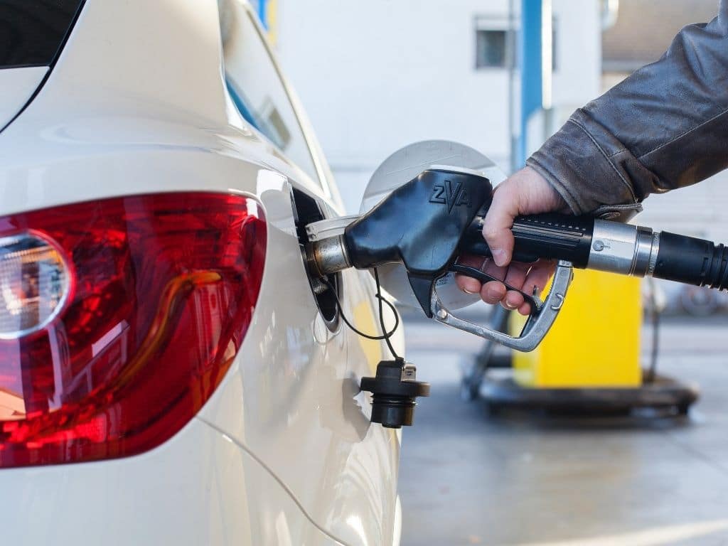 Quanto custa encher o tanque dos 5 carros mais vendidos do Brasil? Quanto custa encher o tanque dos 5 carros mais vendidos do Brasil?